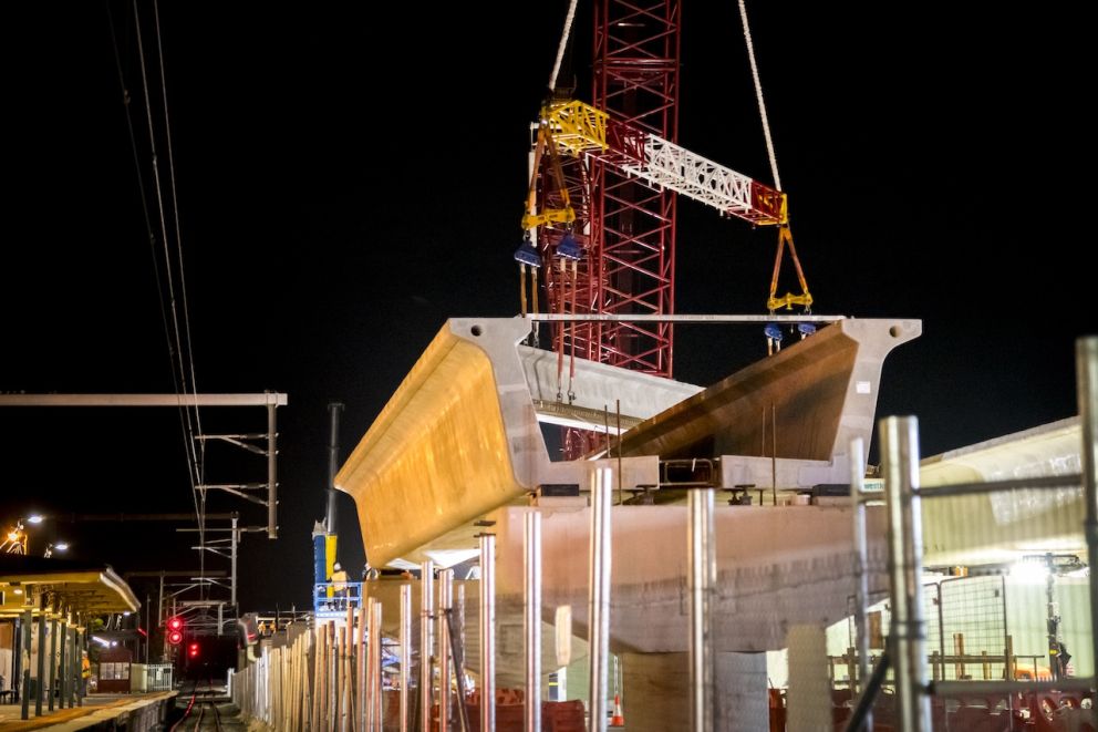 Modern machinery behind Mordialloc’s new rail bridge - Victoria’s Big Build